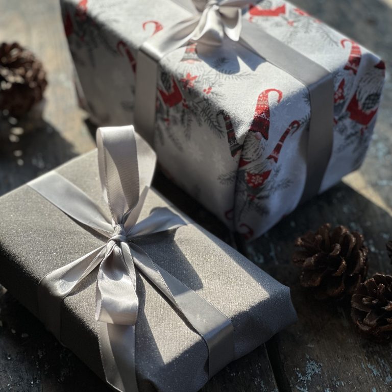 Reversible gift wrapping gnomes and shiny grey - Ficelle et Baluchon